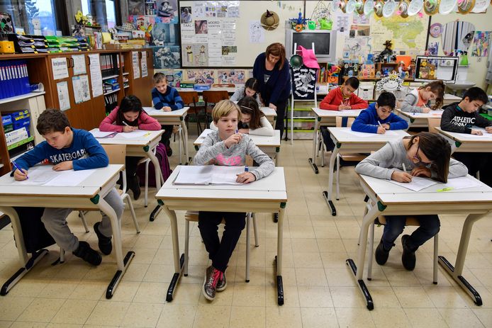 Nieuwe schoolbanken voor vierde leerjaar dankzij Watermolentriatlon ...