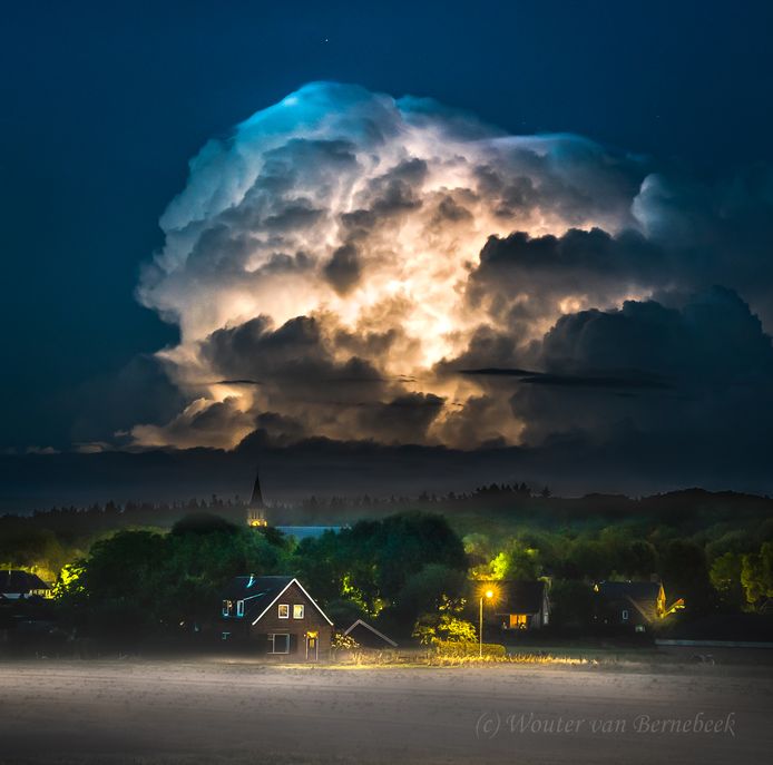 Vernietigende onweersbui zorgt voor apocalyptische wolk: ‘Heel zeldzaam ...
