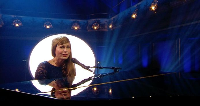Nathalie Meskens zingt als Astrid Stockman de pannen van het dak in ...