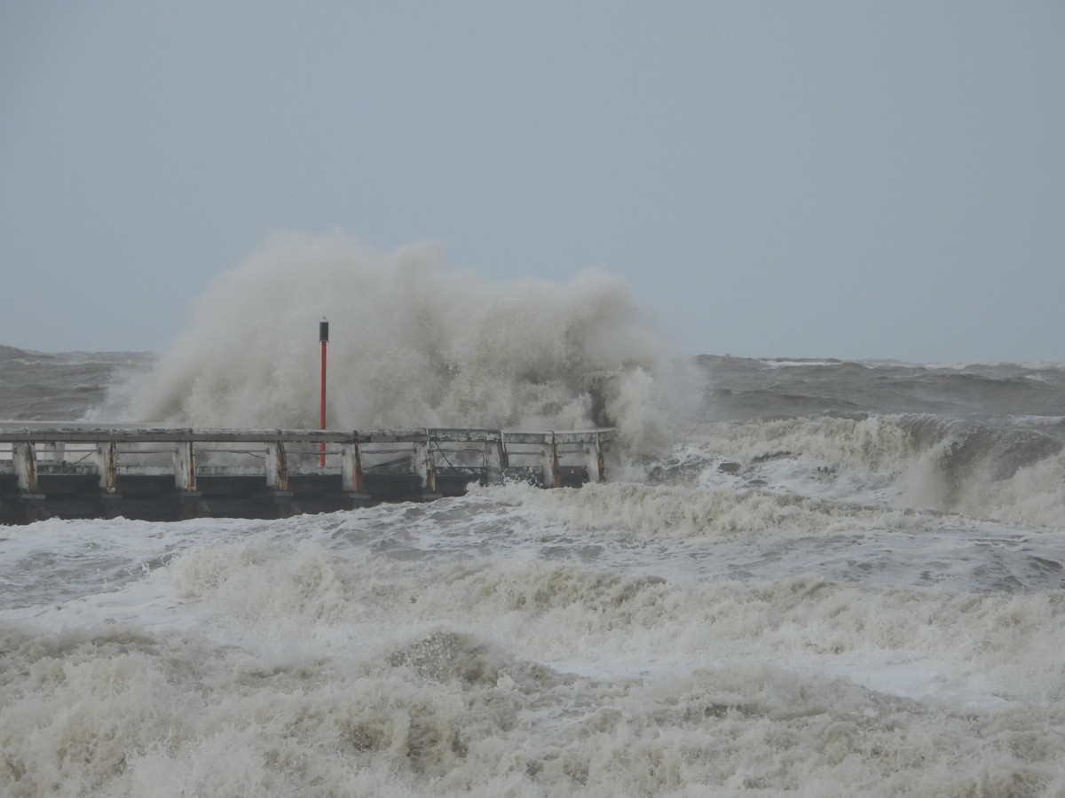 Springtij en metershoge golven zorgen voor spectaculaire beelden in ...