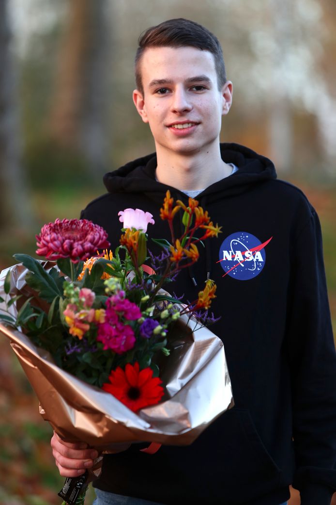 Samuel is 17 jaar, mantelzorger én eet geregeld samen met mensen die ...