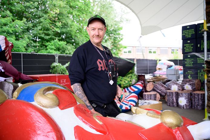 Kaaiman Dirk (59) is een van de vele vrijwilligers achter Theater aan ...