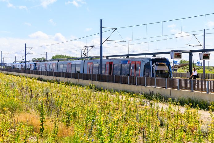 Politie zet volle metro op weg naar strand stil vanwege 'heftige ...