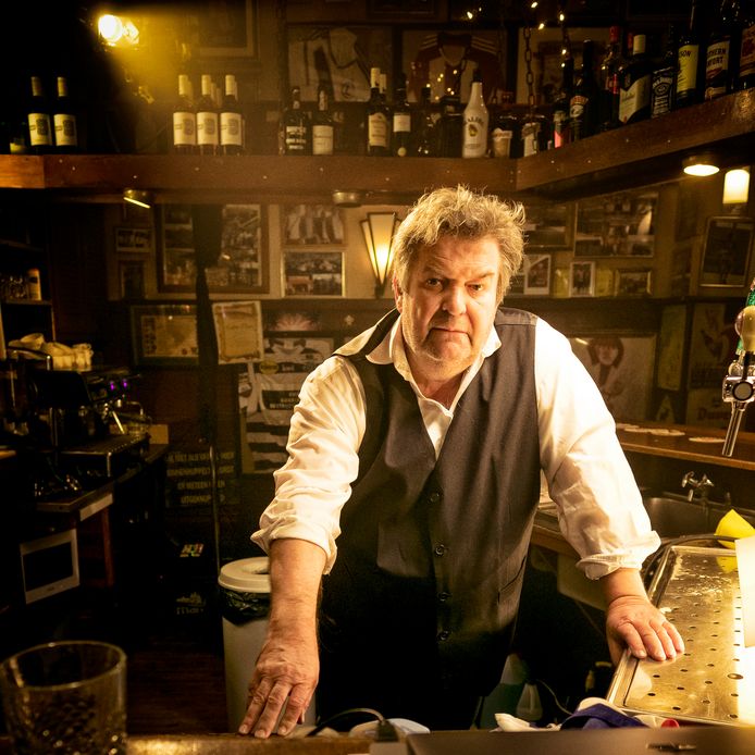 Foute swaffelgrappen van de boze witte barman Michiel Romeyn | Show | bd.nl
