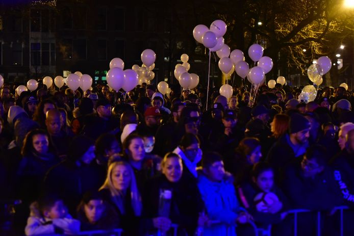 Duizenden fans eren doodgeschoten rapper Feis met witte ballonnen ...