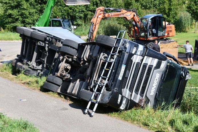 Vrachtwagen met uien omgekieperd op de Zanddijk in Kruiningen | 112 ...