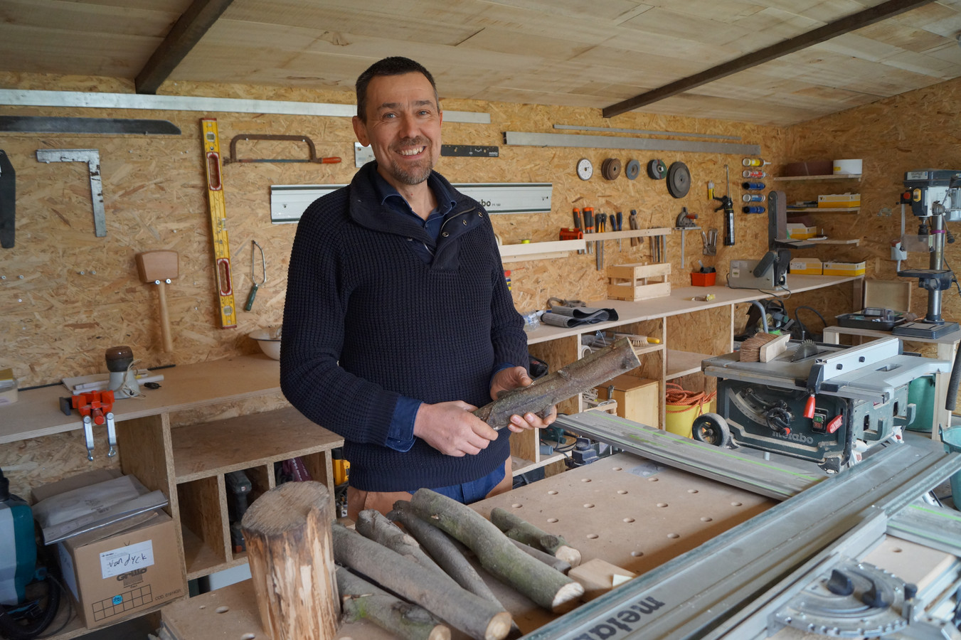 “Krantensnippers als isolatie en muren van leem en hennep.” Peter en ...