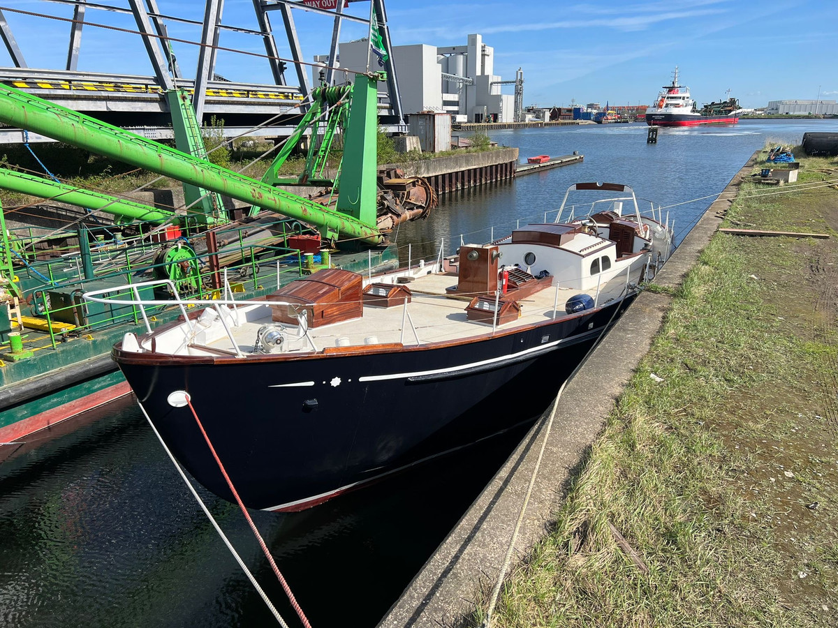 Na 16 (!) jaar restaureren ligt iconische zeilboot van Jacques Brel ...