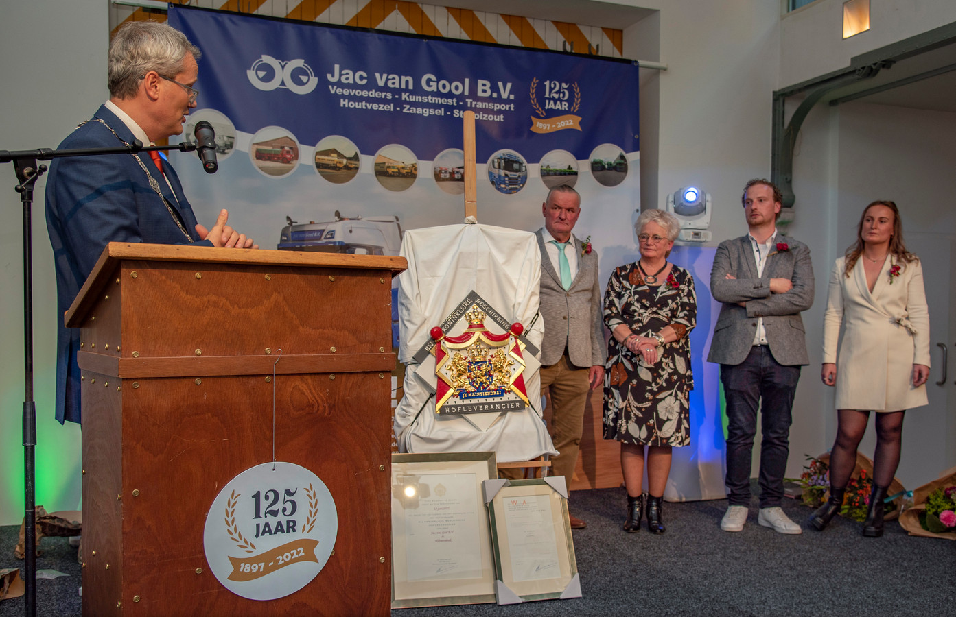 Bij kersverse hofleverancier Jac van Gool in Hilvarenbeek wordt de ...