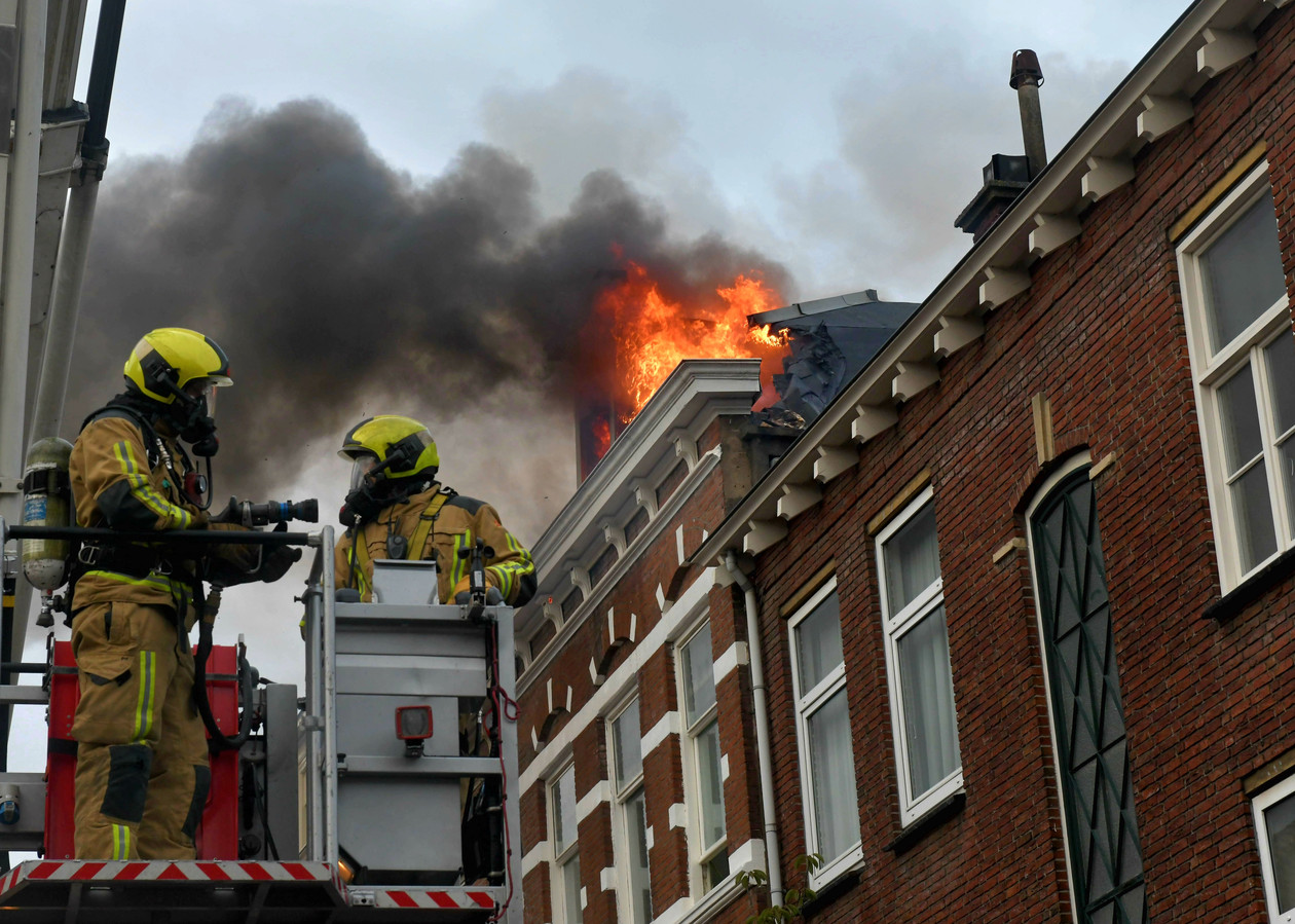 Grote brand in huis Rijklof van Goensstraat, oorzaak nog onbekend: ‘We ...
