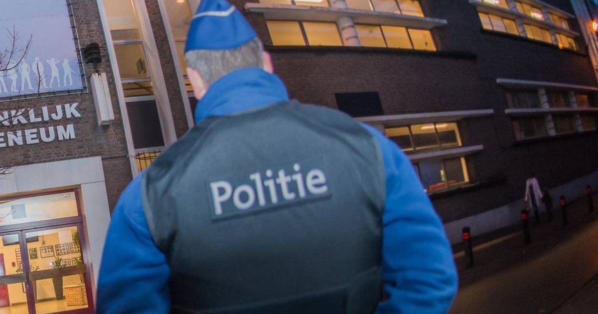 "Geef allochtonen job bij politie. Diploma halen en Nederlands leren ...