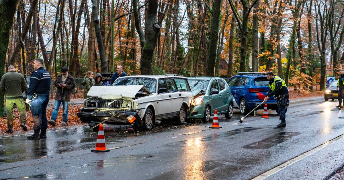 Drie auto’s flink in de kreukels na botsing in Apeldoorn, een bestuurder mee naar het ziekenhuis ...