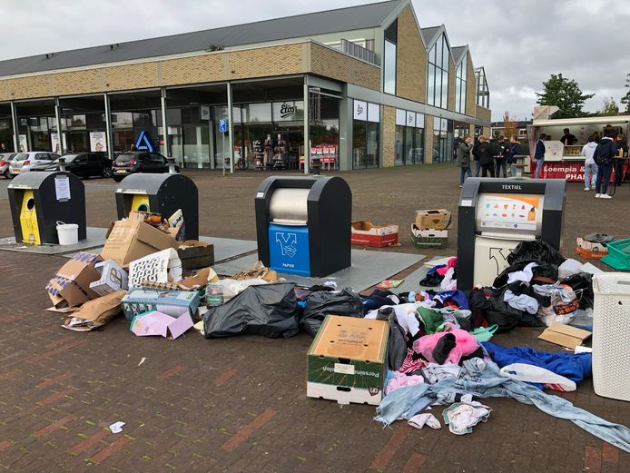 Puinhoop op Esrein: wie heeft hier zijn zomerkleding gedumpt? | Hengelo ...