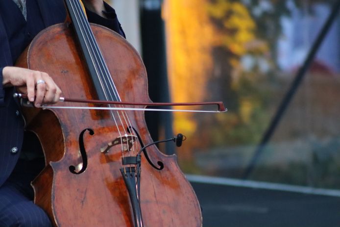 Cellist Benjamin Glorieux speelt magistraal eerste zonsopgangconcert ...