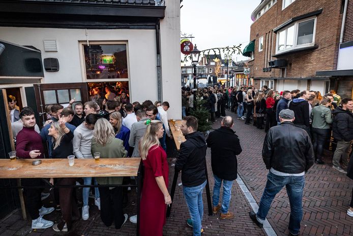 Volle kroegen en lange rijen: drukke Kerstmiddag in Oldenzaal ...
