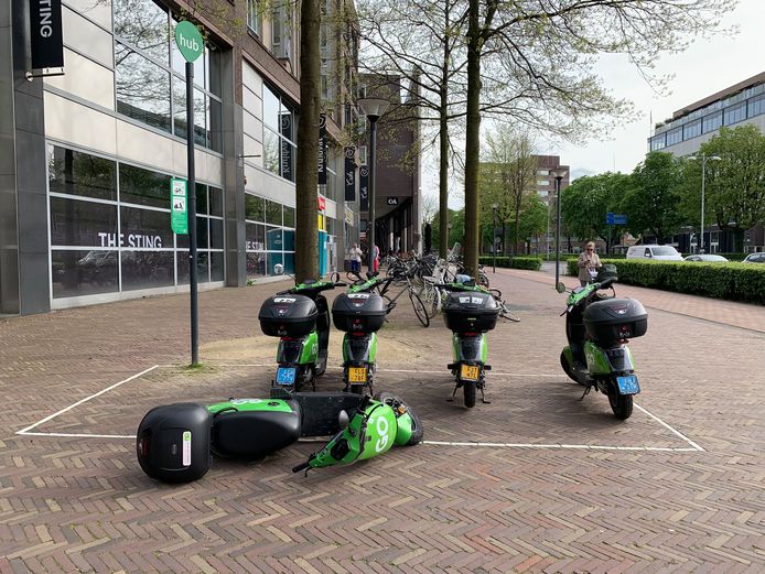 Klachtenregen over fout geparkeerde Go Sharing-scooters in Amersfoort, maar de oplossing lijkt ...