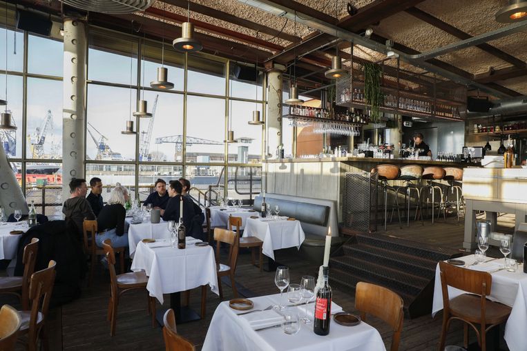 Restaurant Helling 7 aan het IJ is gemaakt van oude scheepswerfmaterialen