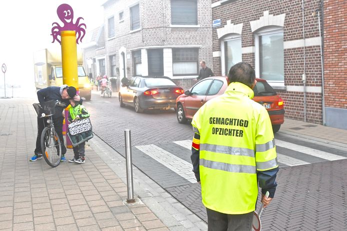 Directeur Luc Beyens klaagt over verkeer in schoolomgeving: “Vlak voor ...