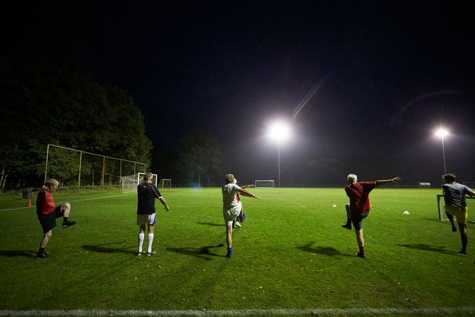 Een kijkje bij 60+ voetbal in Borculo: ‘Zo lang je nog achter een bal ...