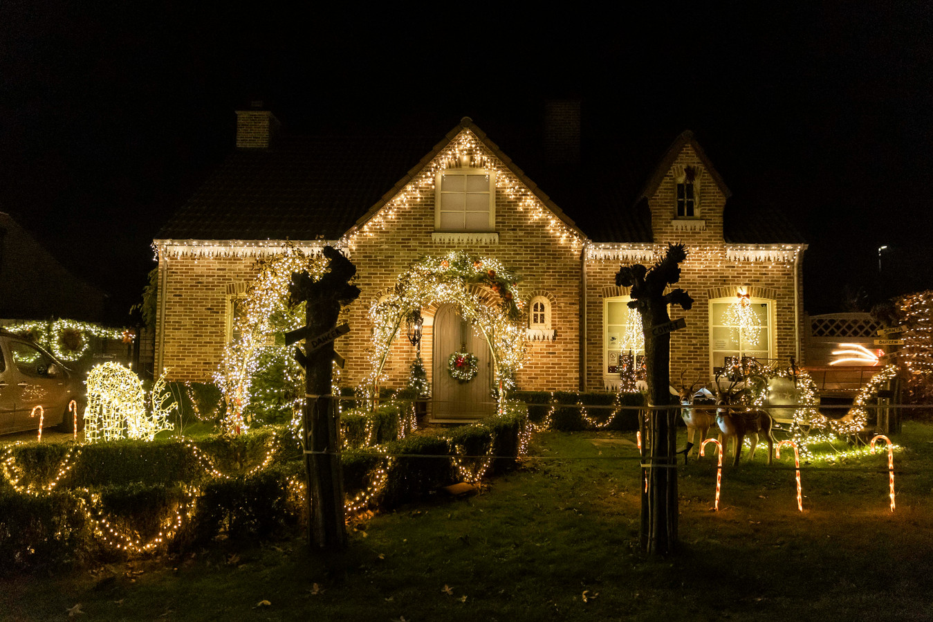 Natalina (48) opent voor het eerst haar kersthuis voor publiek: “Toen het buiten nog 35 graden ...