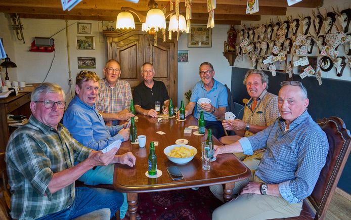 De mannen van Het Ochtendgloren schudden iedere dinsdagavond de kaarten ...