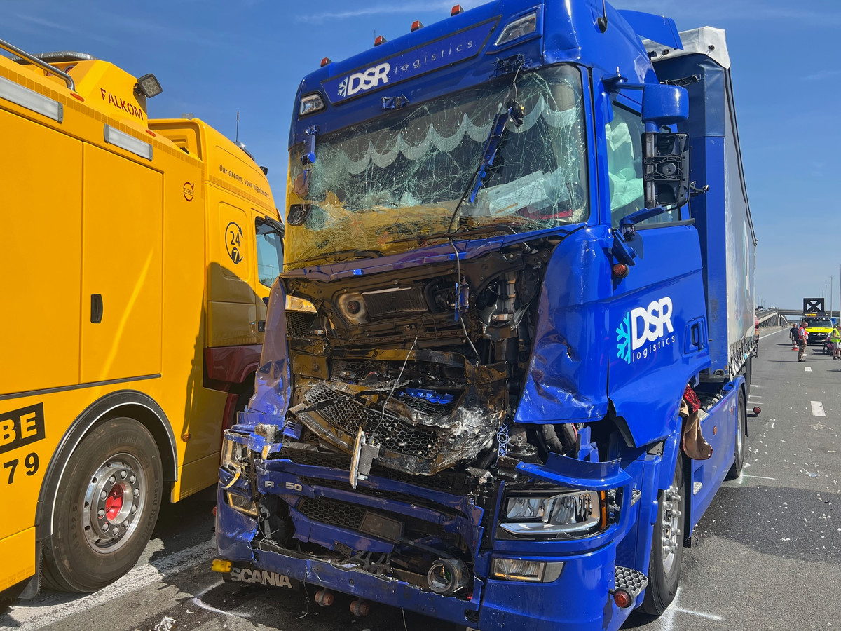 Weg vrijgemaakt na zwaar ongeval met vier vrachtwagens en één auto op ...