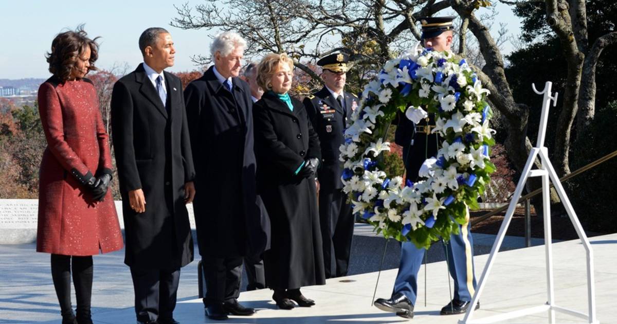 Obama en Clinton leggen krans neer bij graf JFK | Buitenland | hln.be