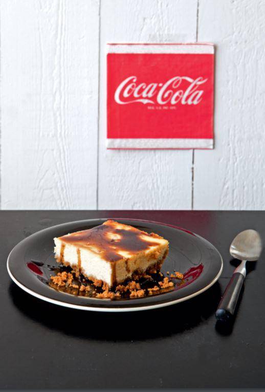 Koken met cola: cheesecake met Coca-Cola-saus | Nina kookt | hln.be