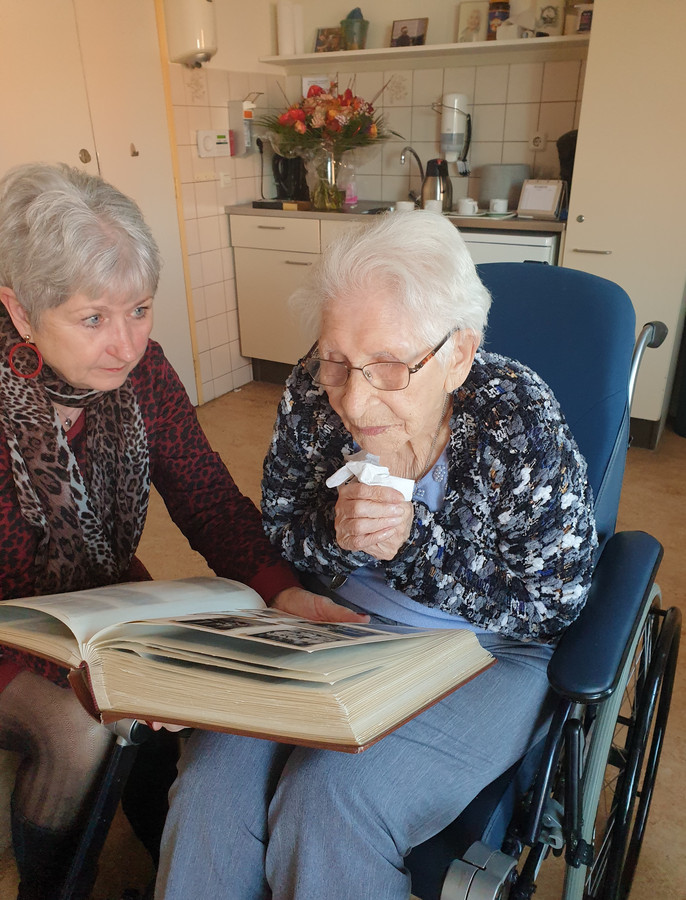 Met oma Lenie (108) kon je lachen: Zo wilde ze haar eigen brommobiel ...