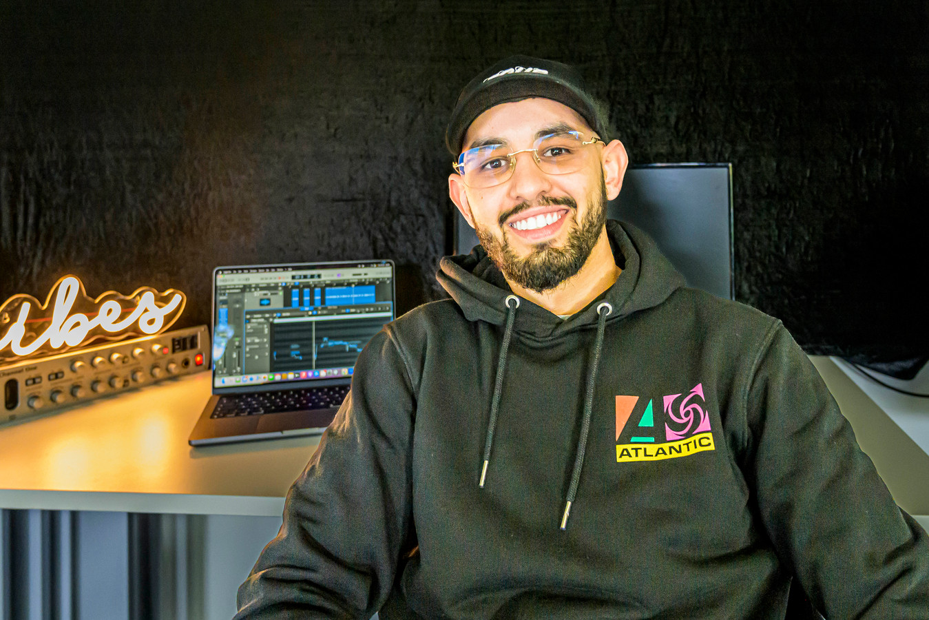 Yousef (28) opent rapstudio YSF in Roosendaal: ‘Kids mogen rappen over ...