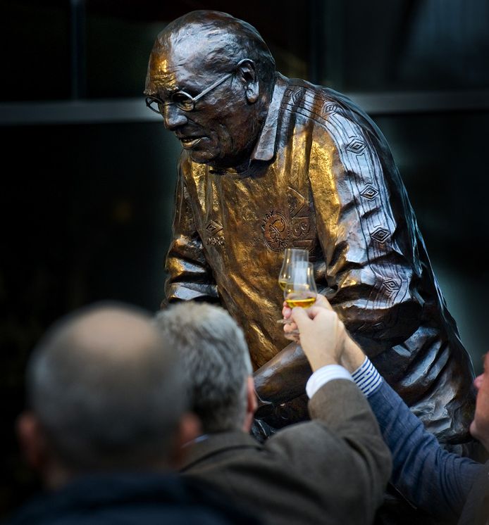 Ajax-supporters onthullen standbeeld Bobby Haarms | Nederlands voetbal ...