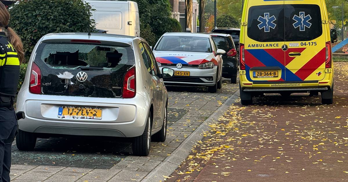 Jongetje (7) op step vliegt door achterruit van een auto en raakt ...