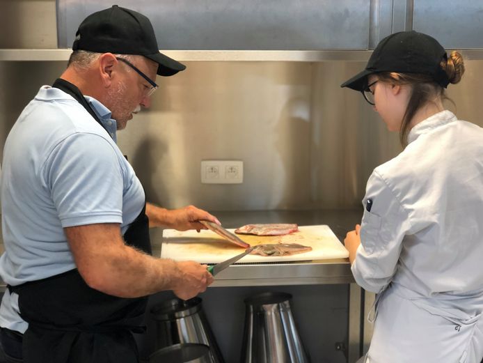 Jongeren leren de kunst van vis fileren. “We willen hen inspireren om ...