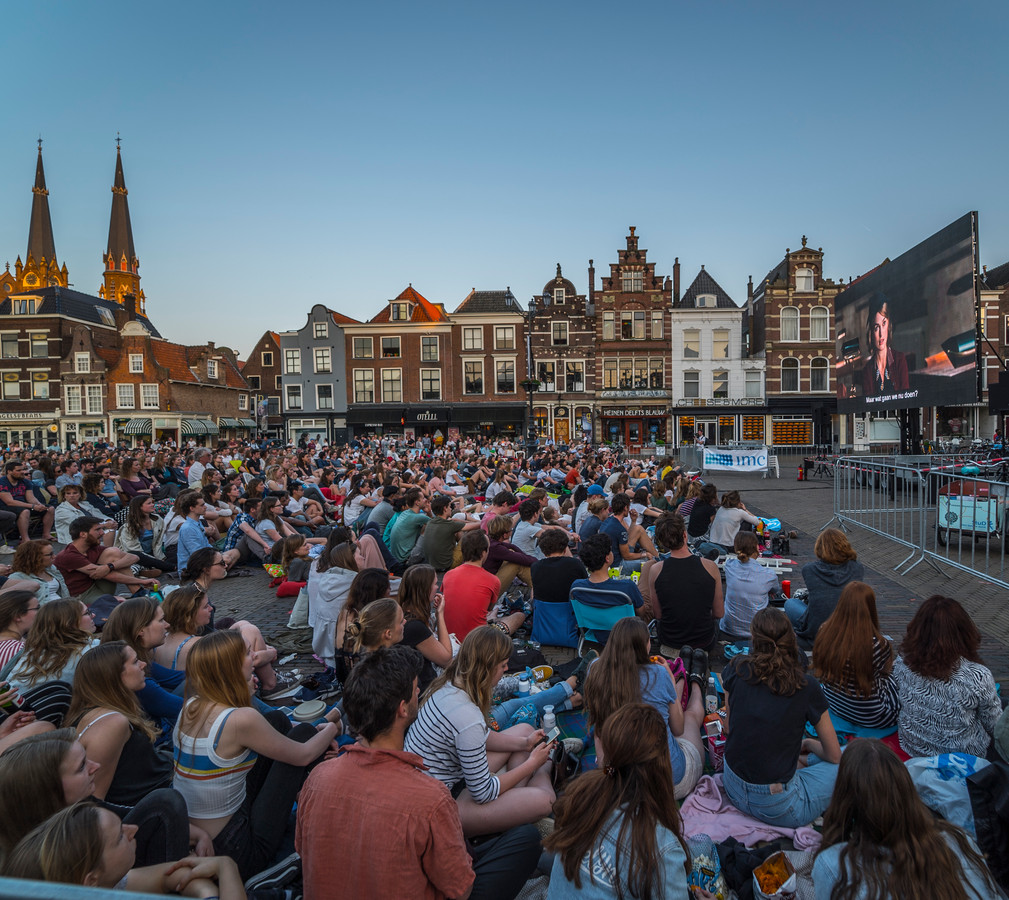 Delftse Markt verandert in een grote openluchtbioscoop | Foto | AD.nl
