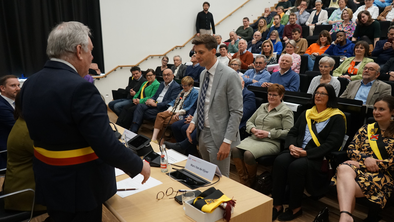 Lien Van Dooren en Jeroen Verhulst leggen eed af als schepen, Raf Van ...