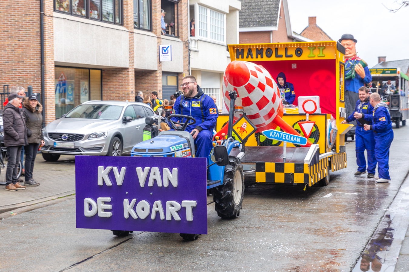 Moerzeke carnaval schot in de roos, massa volk langs de kant | Foto ...