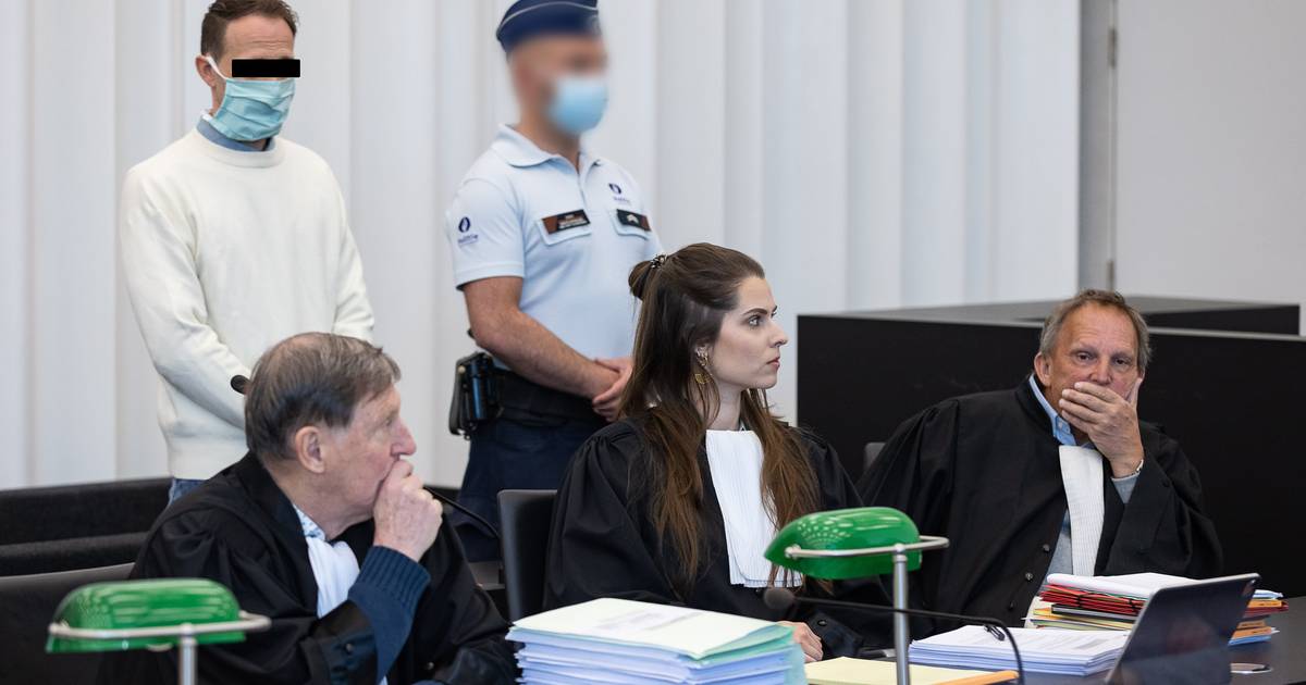 ASSISEN. “Ik hield haar heel hard vast tot ze stierf. Op dat moment ...