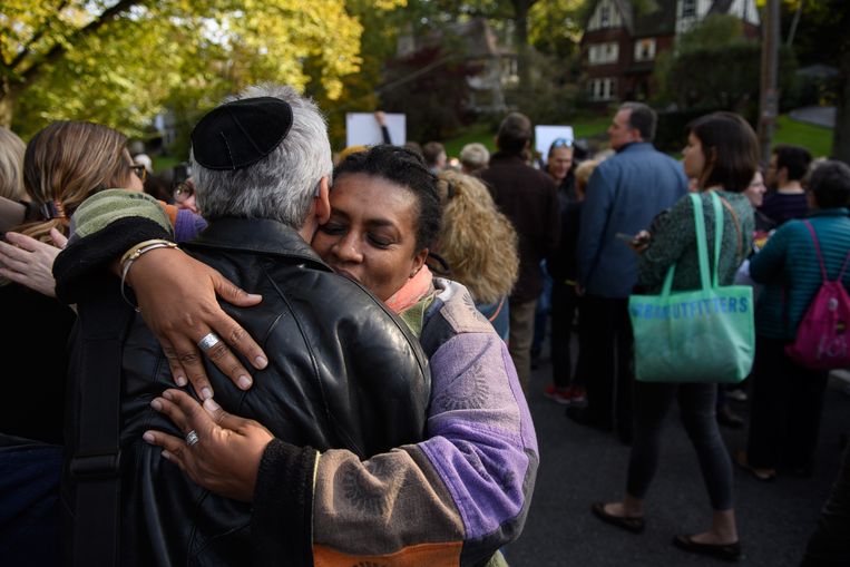 Het schrijnende contrast tussen die ontspannen familiekiekjes en de ...