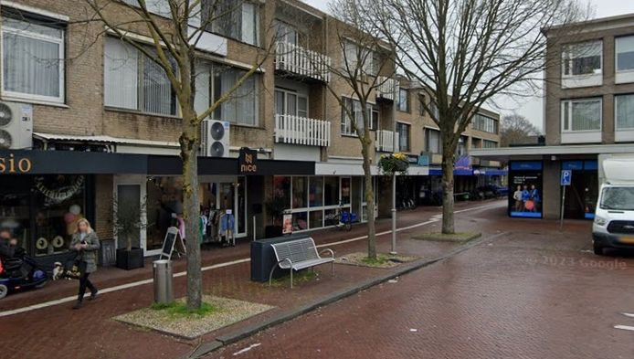 Duo rijdt na verschillende winkeldiefstallen in Reusel met auto in op ...