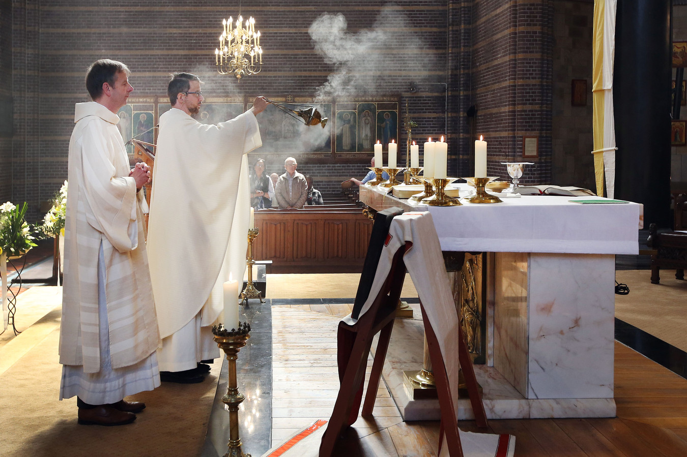 Van bedrijfskundestudent naar priester, Nick (32) deed het: ‘Het is een ...
