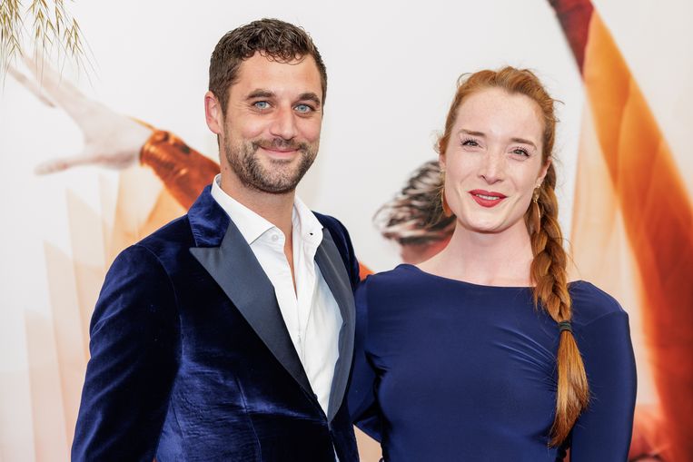 ‘First dates’-barman Victor Abeln stelt zijn nieuwe vriendin voor