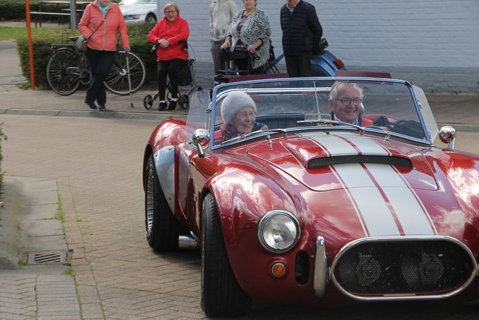 IN BEELD. Old Car Drivers trakteren oudjes op oldtimerrit ...