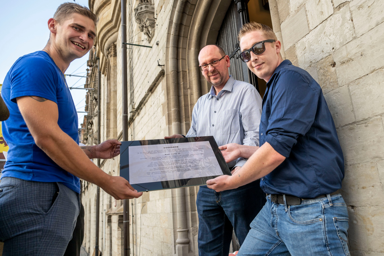Broers Gianni (24) en Brent (29) eren overleden vader Jonny met nieuwe ...