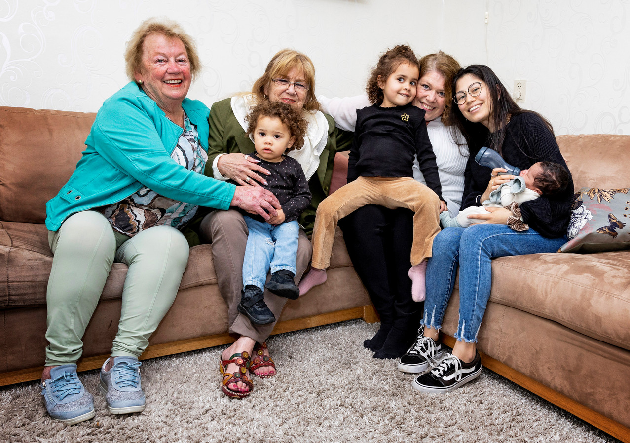 Jong moeder en nu vijf generaties: ‘Zoveel kinderen en kleinkinderen is ...