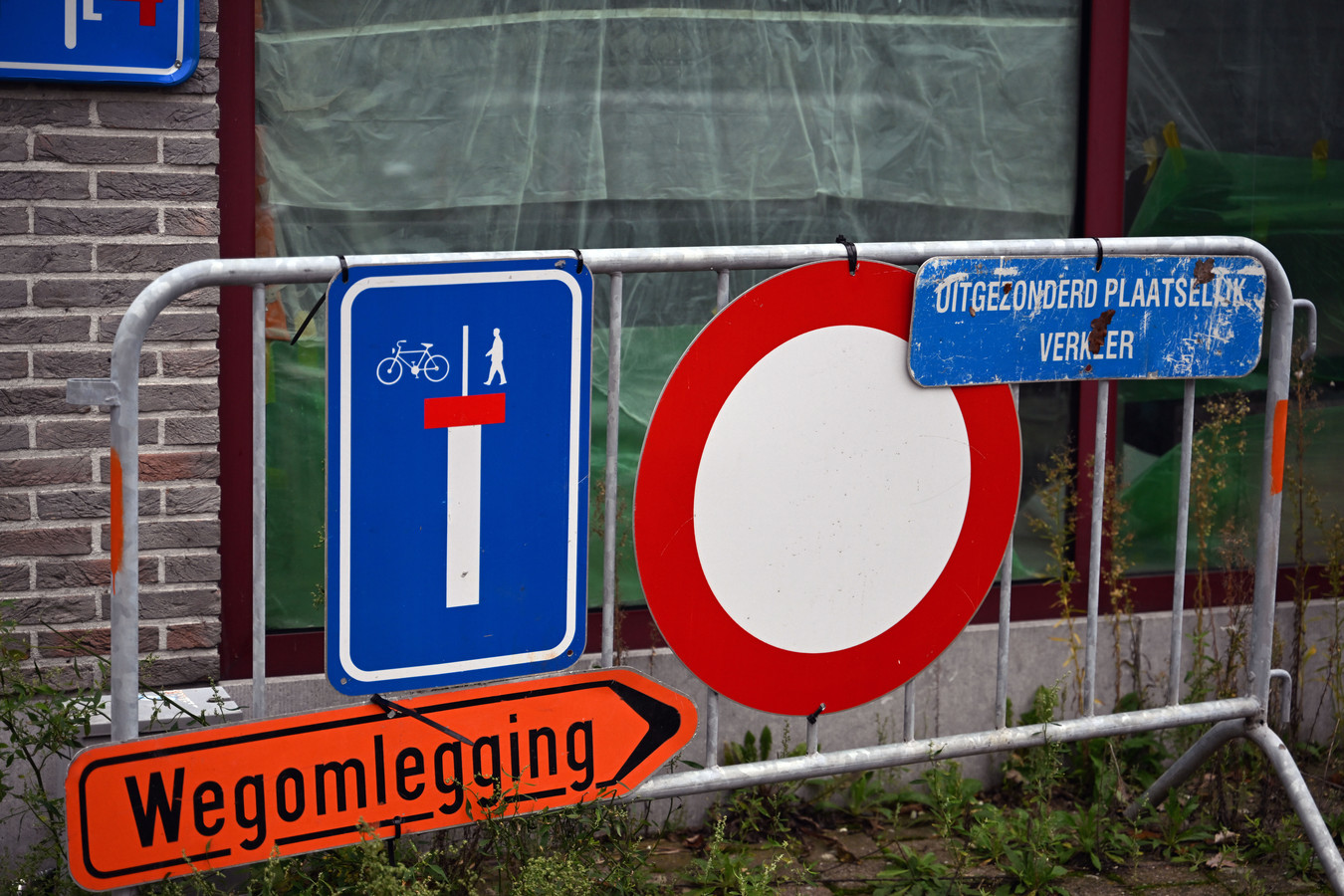 Omleiding in Kerkwegel door aanleg nieuwe voetpaden | Foto | hln.be