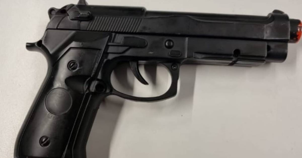 Foto met ‘pistool’ op Snapchat zorgt voor politiebezoek bij jongen (15 ...