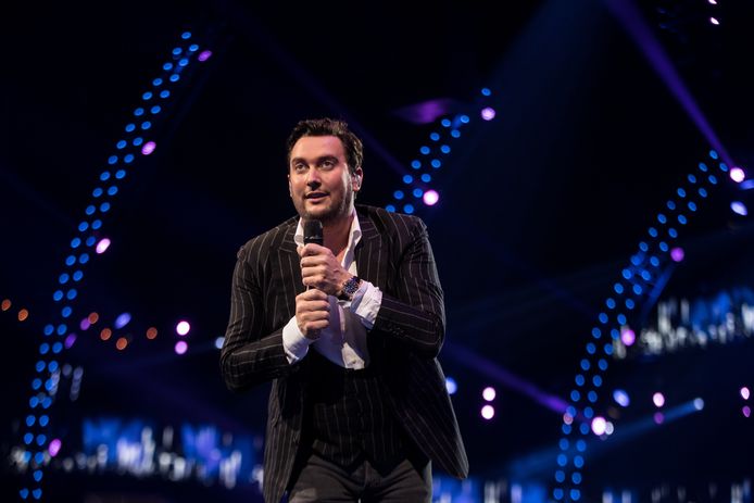 Tino Martin ontvangt gouden plaat en is overdonderd | Show | AD.nl