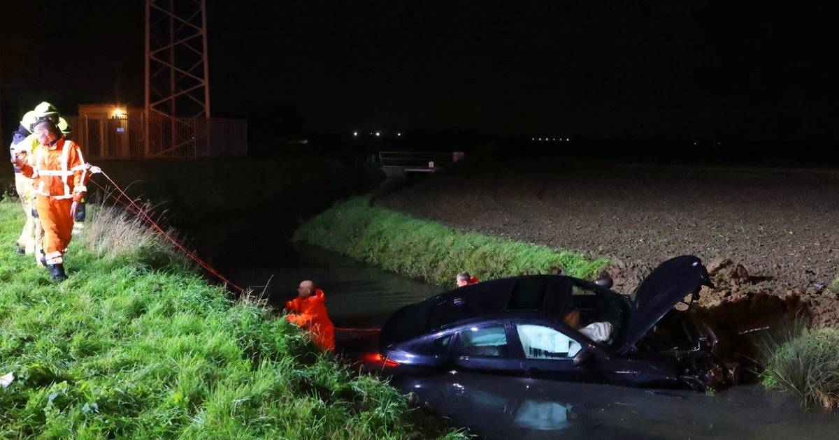 Automobilist verliest macht over het stuur en raakt met auto te water in Hedel | Zaltbommel | AD.nl