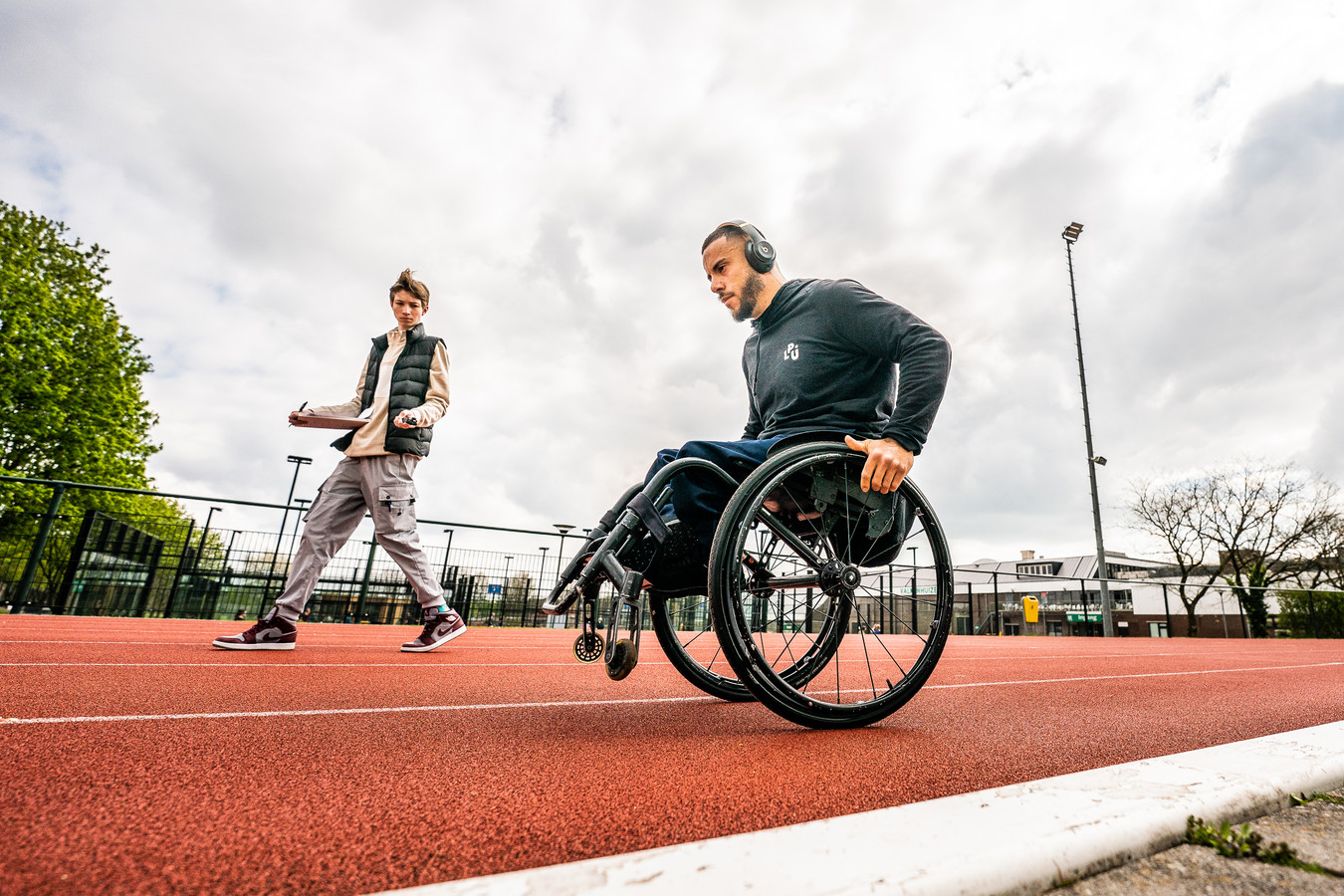 Arnhemmer Lito maakt langste én verste wheelie ooit in een rolstoel ...