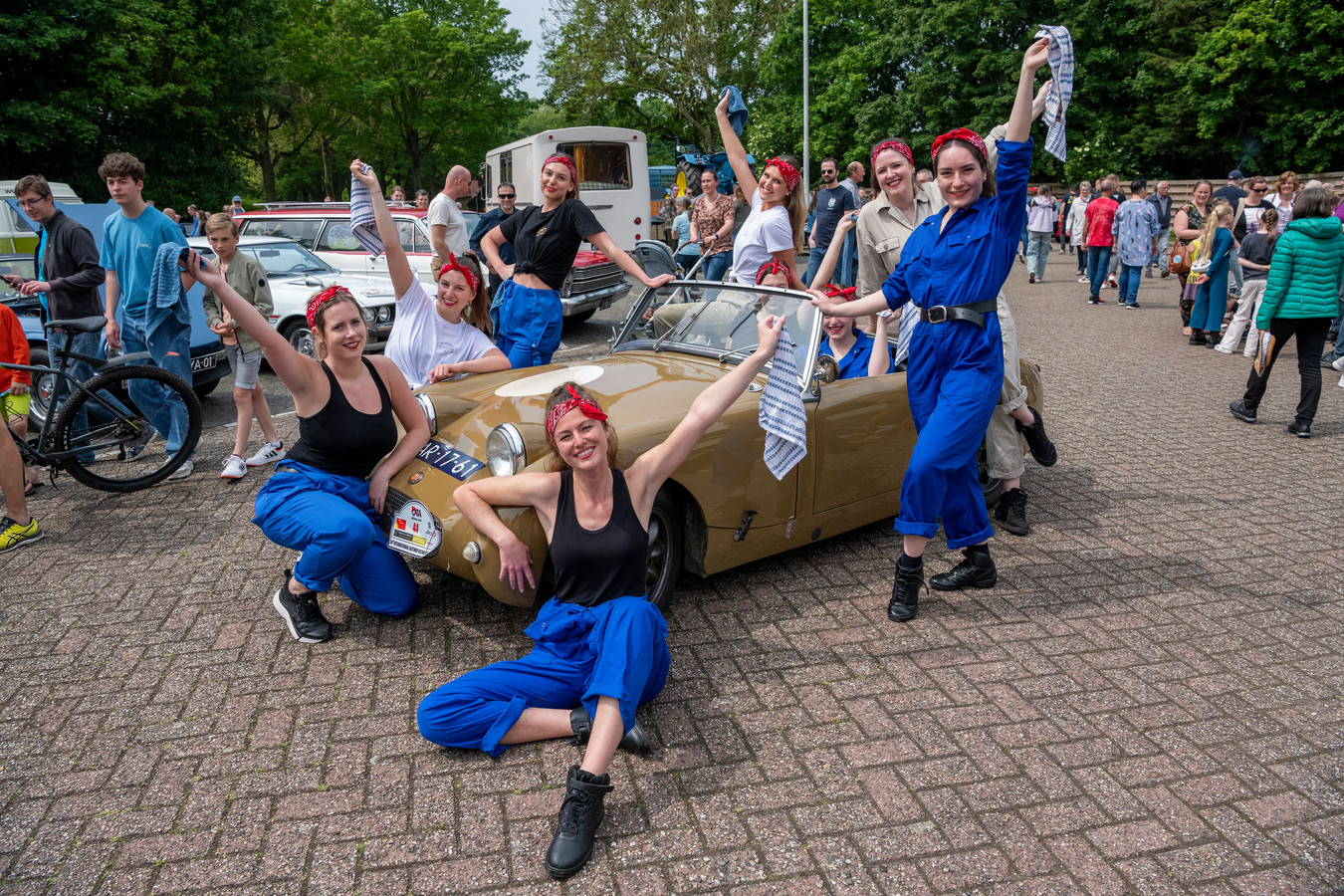 Duizenden bezoekers genieten van Oldtimer Festival Axel: ‘Dit zijn tenminste nog echte auto's ...